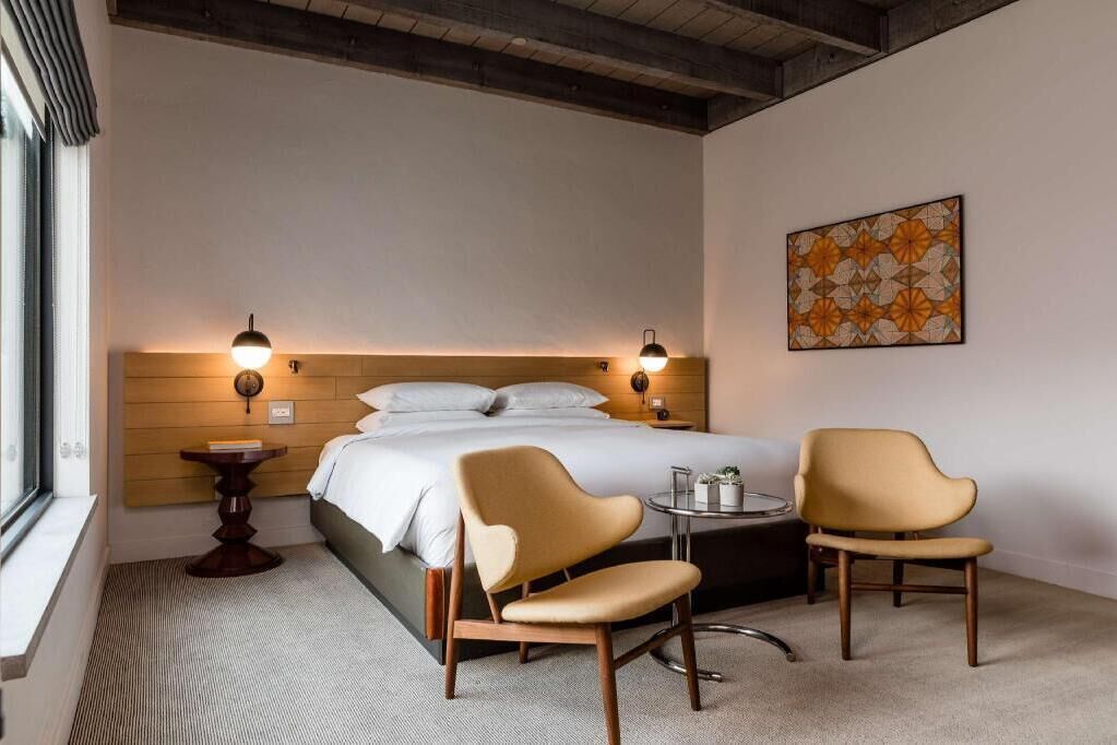 Roupa hipoalergénica, edredões de penas, minibar com produtos grátis 