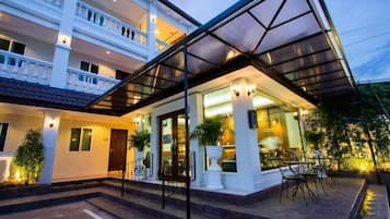 Fachada do alojamento (tarde/noite)