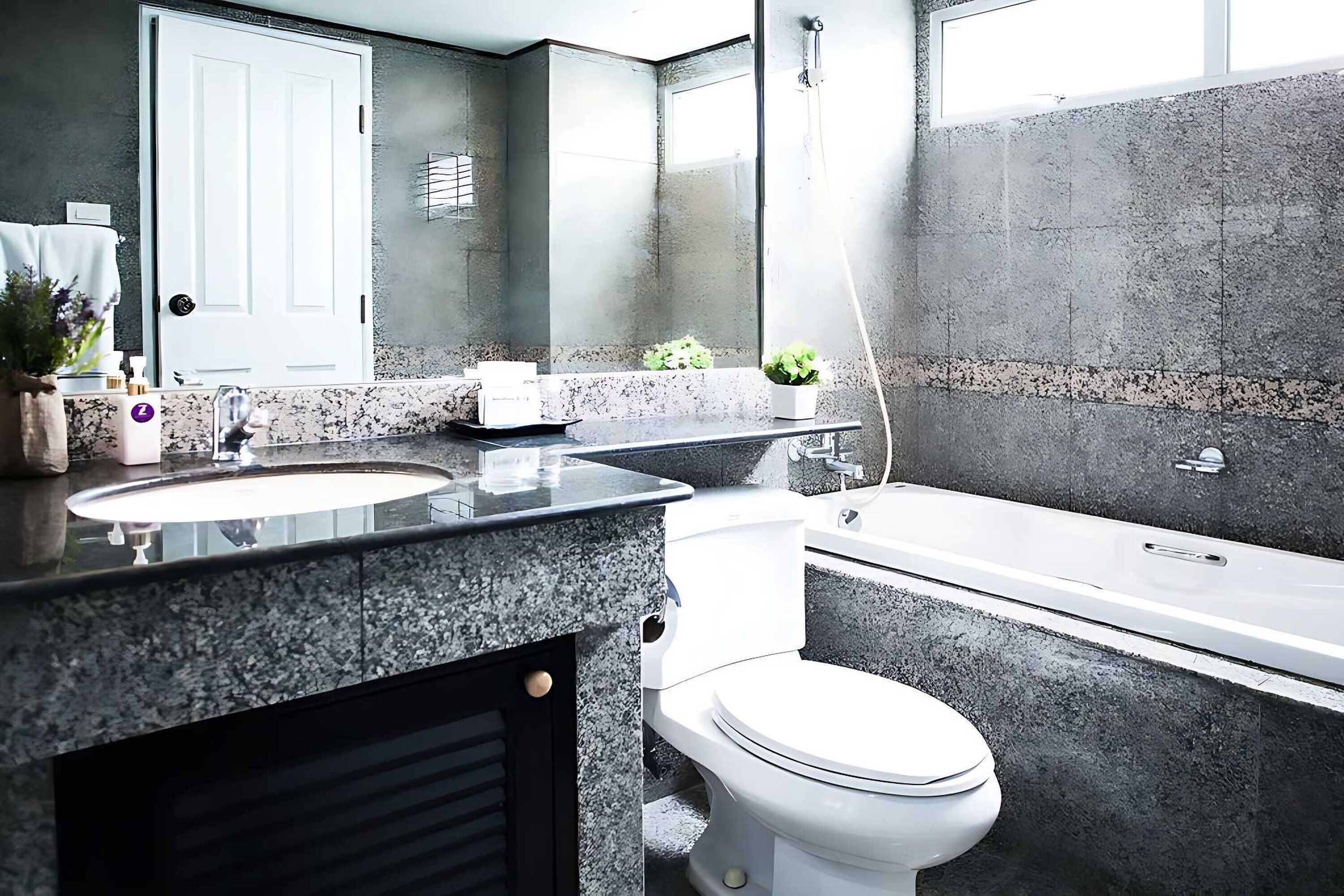 Quarto Twin Superior | Casa de banho | Um polibã, artigos de higiene pessoal grátis, um secador de cabelo 