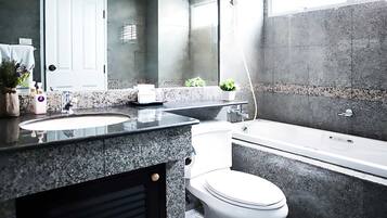 Quarto Twin Superior | Casa de banho | Um polibã, artigos de higiene pessoal grátis, um secador de cabelo