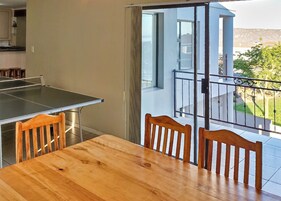 Casa Comfort, 3 quartos, não fumadores, vista para o oceano (11 Kian's Place) | Sala de estar | Televisor 