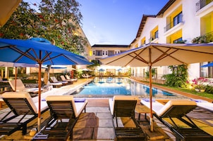 Piscina externa, guarda-sóis, espreguiçadeiras