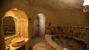 Quarto Duplo Deluxe | Casa de banho | Um polibã e uma banheira separados, uma banheira de imersão total 