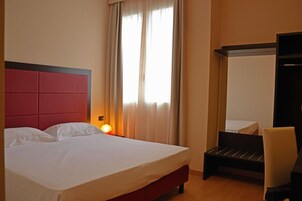 Frigobar, cofres nos quartos, escrivaninha, quartos à prova de som