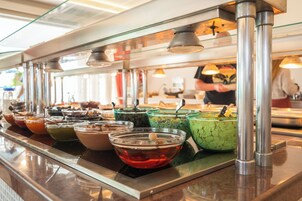 Café da manhã com buffet grátis todos os dias