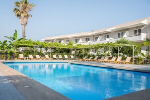 Piscina externa, guarda-sóis, espreguiçadeiras