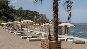 Praia particular nas proximidades, areia preta