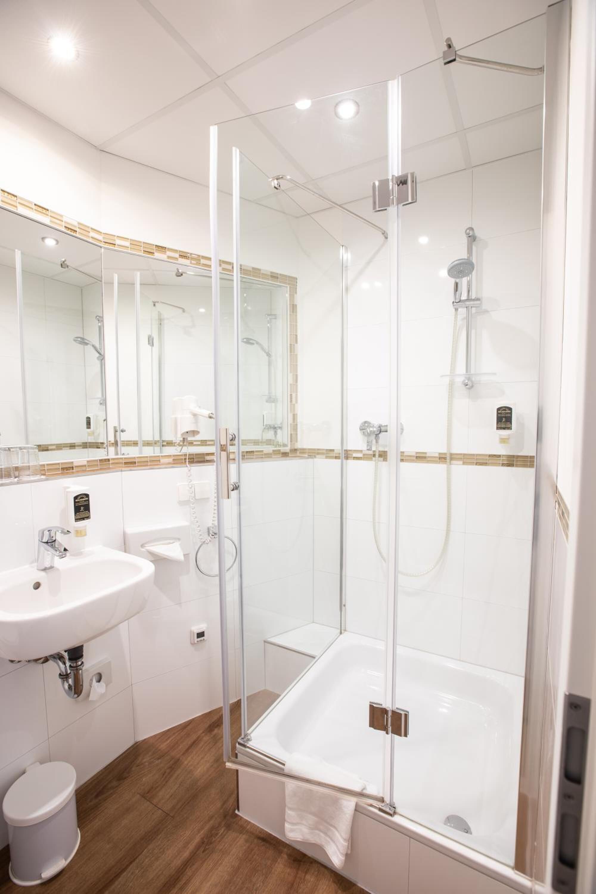 Produtos de toalete grátis, secador de cabelo, toalhas de banho 