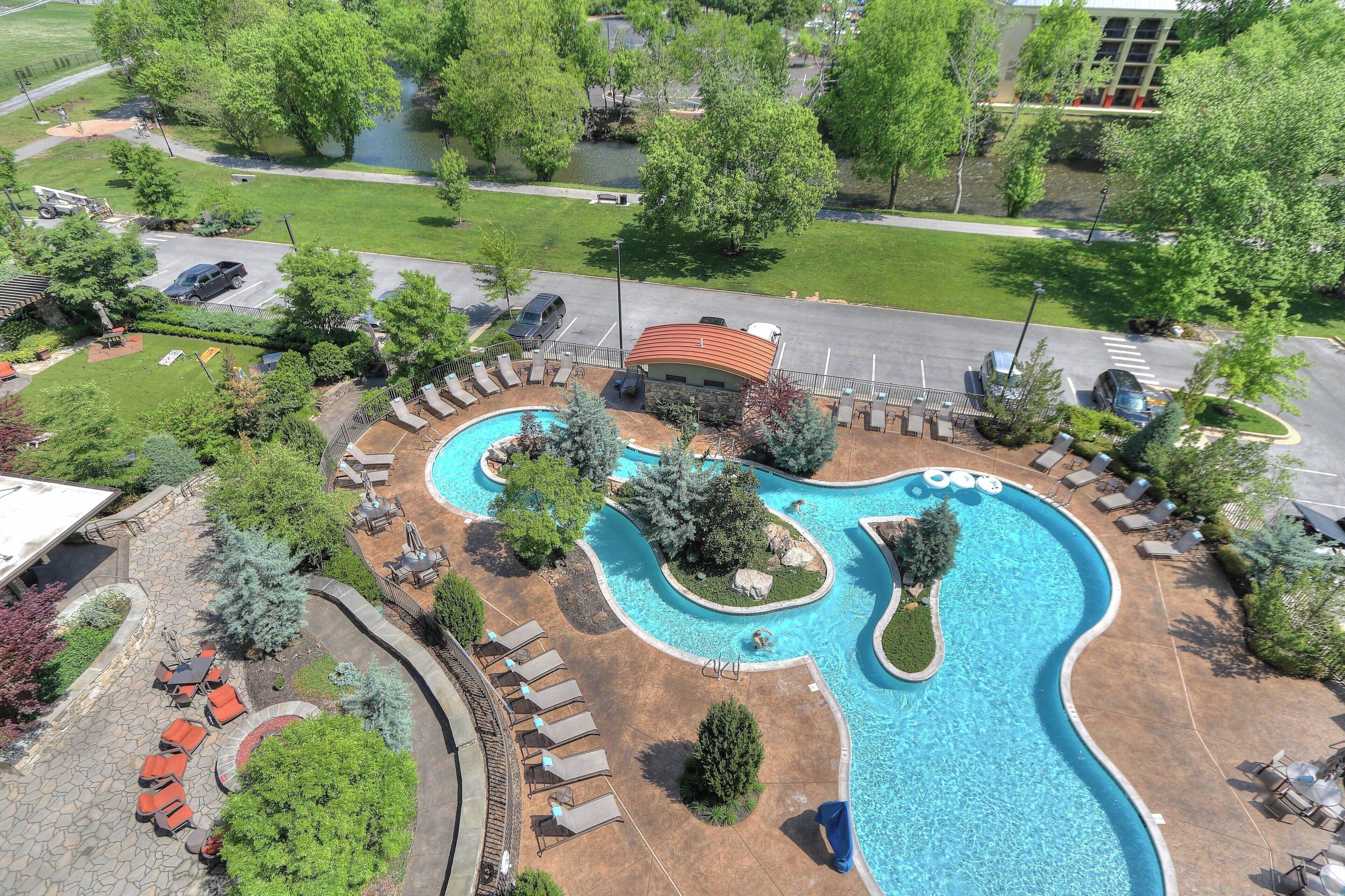 Cofres nos quartos, escrivaninha, ferros/tábuas de passar roupa