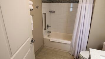 Um polibã, um secador de cabelo, toalhas fornecidas, sabão