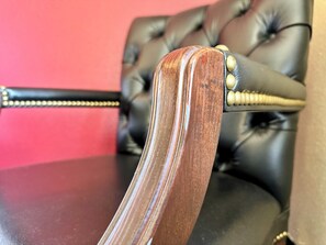 Quarto standard, 2 camas Queen, para não fumantes | Área de estar | TV de tela plana 42 polegadas com canais via satélite, TV