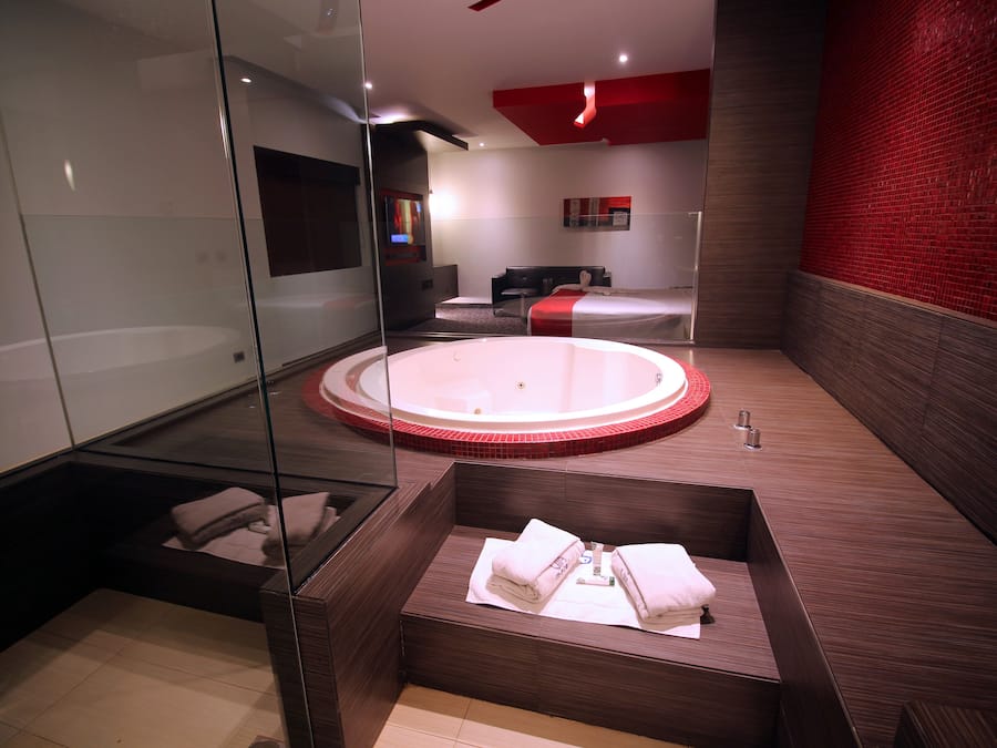 Suíte, 1 cama King, banheira de hidromassagem | Quartos à prova de som, ferros/tábuas de passar roupa, Wi-Fi de cortesia