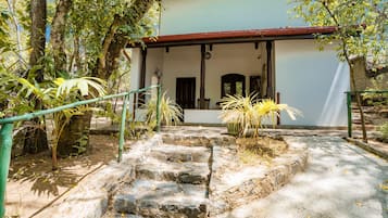 Quarto Twin Deluxe, várias camas, no rés do chão | Quartos insonorizados, roupa de cama fornecida