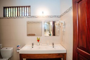 Quarto casal superior, 1 cama Queen, banheira de hidromassagem, vista para o oceano | Banheiro | Produtos de toalete grátis, secador de cabelo, sabonete, shampoo