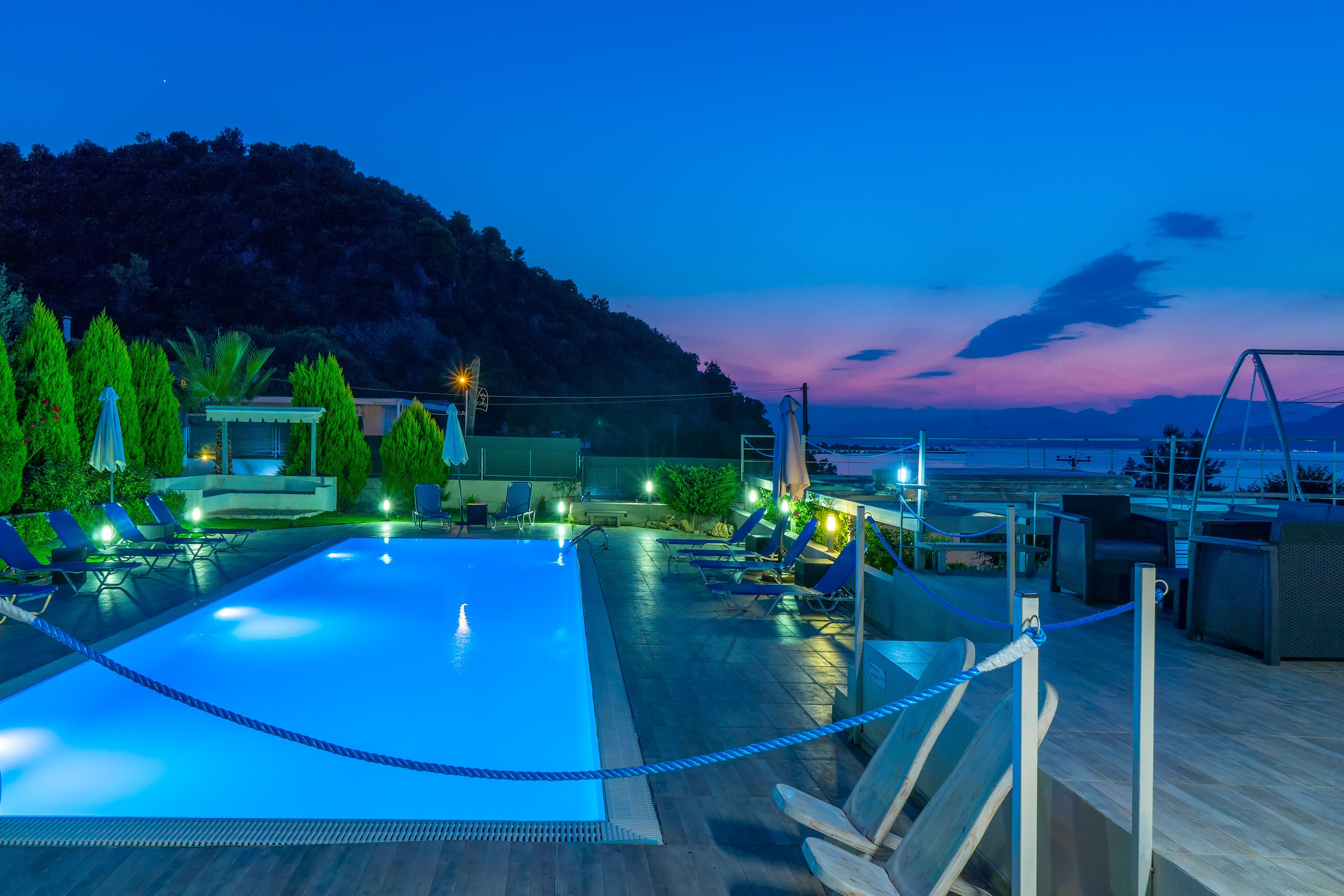 Piscina externa, guarda-sóis, espreguiçadeiras