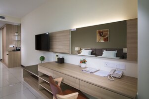 Quarto casal luxo | Business Center no quarto