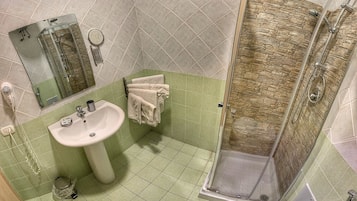 Quarto casal básico, 1 cama de casal | Banheiro | Chuveiro, produtos de toalete grátis, secador de cabelo, chinelos