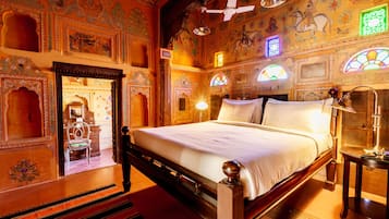 Luxury Double Room, 1 Bedroom, Non Smoking, Courtyard view | 2 quartos, cofres nos quartos, escrivaninha