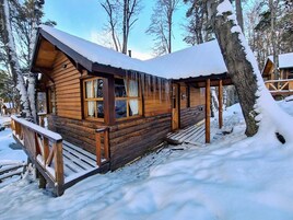 Cabana de Madeira Standard, 1 quarto | Edredões de penas, cofre no quarto, secretária 