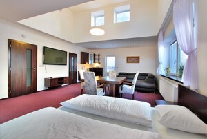 Apartamento Superior | Cofre no quarto, secretária, cortinas/cortinados opacos 