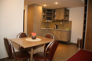 Apartamento, 1 quarto (4 Adults) | Cozinha privada | Um frigorífico, uma placa de cozinha, uma chaleira elétrica 
