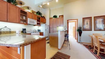 Apartamento em Condomínio Fechado, 2 quartos | Cozinha privada | Um frigorífico, um micro-ondas, um forno, uma máquina de lavar louça