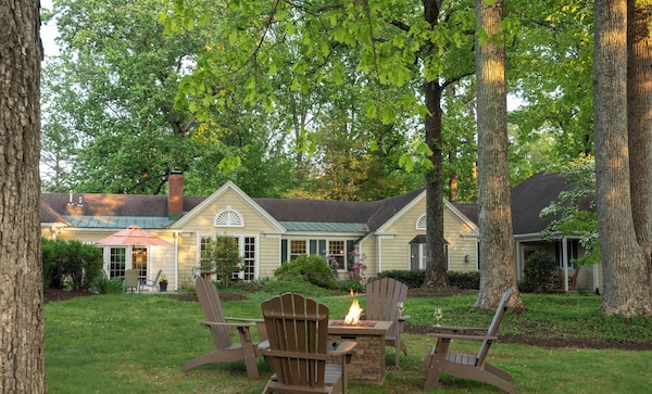 Foxfield Inn - Crozet, VA