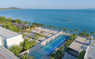 Piscina externa, funciona das 7h às 23h, guarda-sóis, espreguiçadeiras