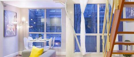 Loft Deluxe, 1 quarto, frigorífico e micro-ondas, Vista para a cidade | Sala | TV de ecrã plano