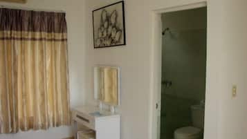 Vista Perfecta Apt 03 | Casa de banho | Um polibã e uma banheira separados, toalhas fornecidas