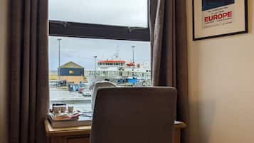 Quarto Duplo Comfort (Ferry Inn) | Cofre no quarto, com decoração personalizada