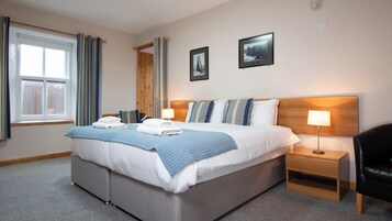 Quarto casal conforto (Harbourside House) | Cofres nos quartos, individualmente decorados