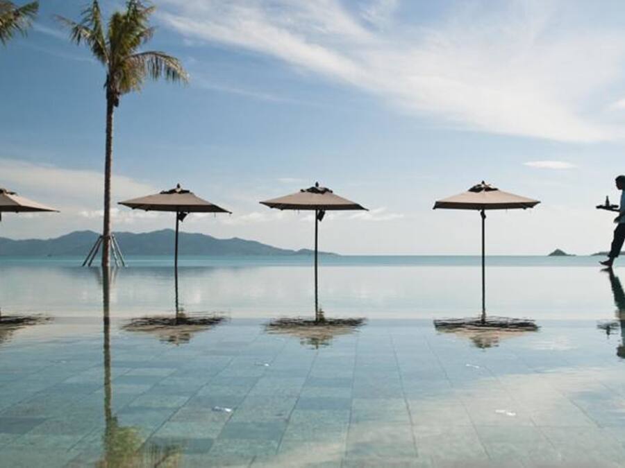 Piscina exterior, guarda-sóis, espreguiçadeiras