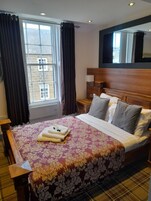 Quarto Duplo, casa de banho anexa | Secretária, Wi-fi grátis, roupa de cama fornecida 