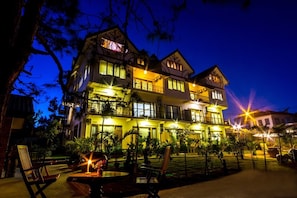Fachada da propriedade à noite