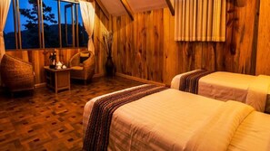 Frigobar, cofres nos quartos, escrivaninha, Wi-Fi de cortesia