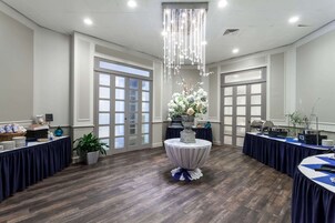 Pequeno-almoço tipo buffet diário (16.95 USD por pessoa) 