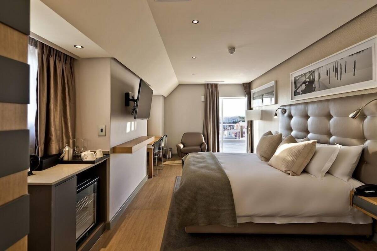 Minibar, cofre no quarto, secretária, quartos insonorizados 