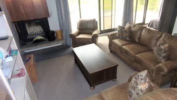 Apartamento em Condomínio Fechado, várias camas (Snowflake 1 Bed plus Den 2 Bath SFAF) | Sala | Televisor de ecrã plano de 45 polegadas com canais por cabo, televisor