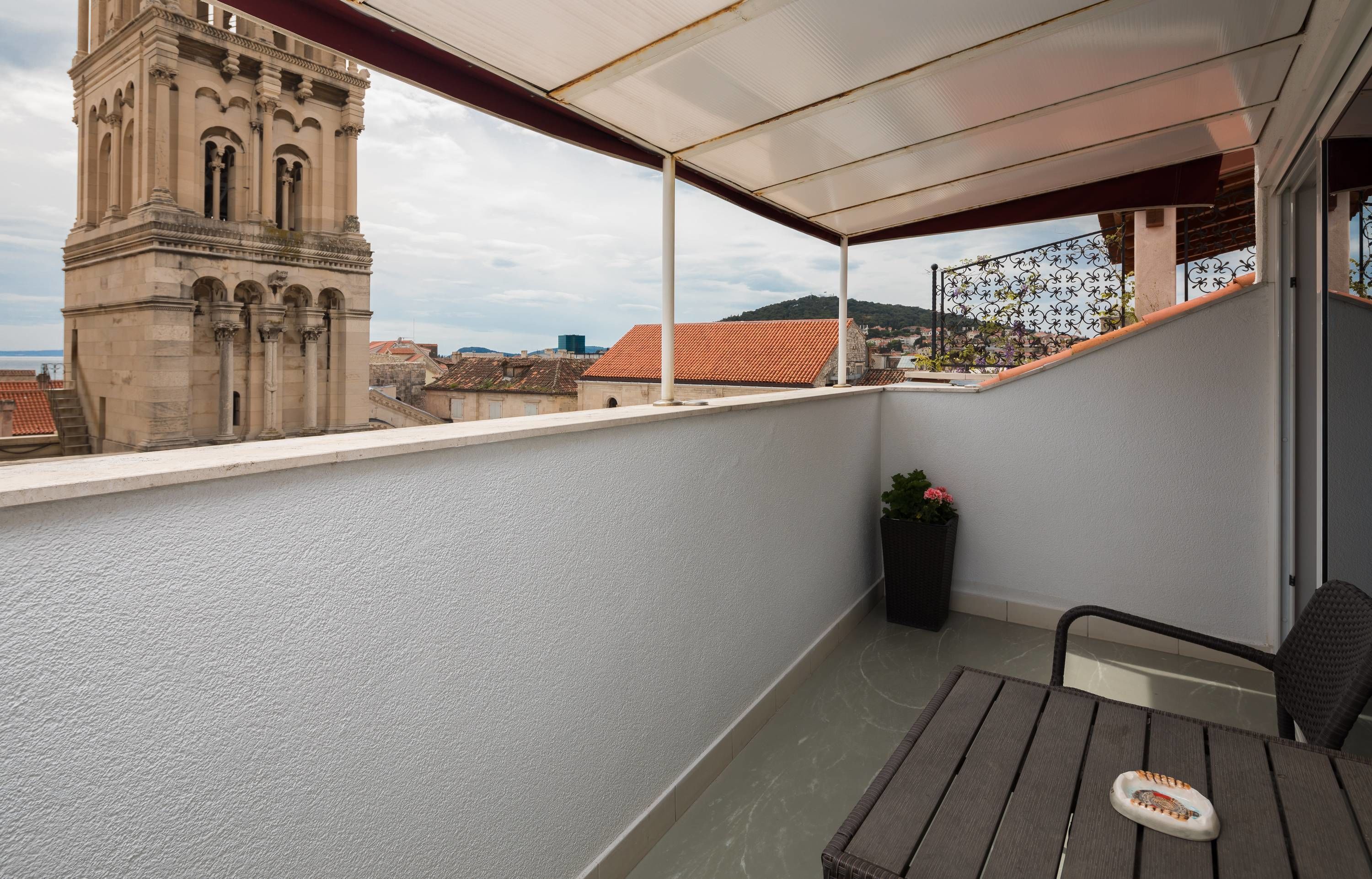 Quarto casal, sacada, vista para a cidade | Frigobar (abastecido com itens grátis), cofres nos quartos, escrivaninha