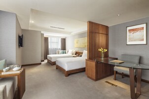 Quarto Twin Deluxe | Roupa de alta qualidade, cofre com capacidade para portátil, secretária 