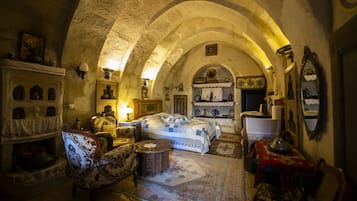 Quarto conforto | Roupas de cama premium, frigobar, escrivaninha, quartos à prova de som