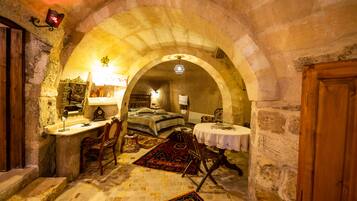 Cave Suite Oda | Roupas de cama premium, frigobar, escrivaninha, quartos à prova de som