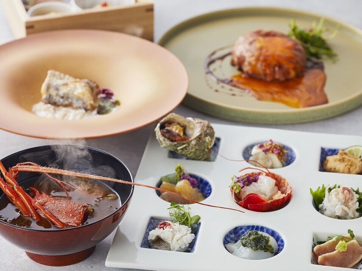 Diversos pratos, incluindo frutos do mar e sushi, dispostos em pratos e em uma tigela.