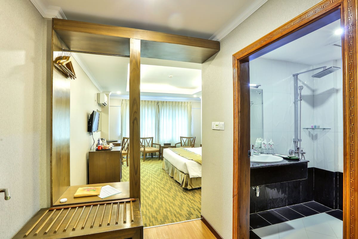 Quarto superior | Frigobar, cofres nos quartos, escrivaninha, cortinas blackout