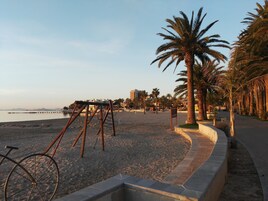 Na praia, espreguiçadeiras, 6 bares na praia 
