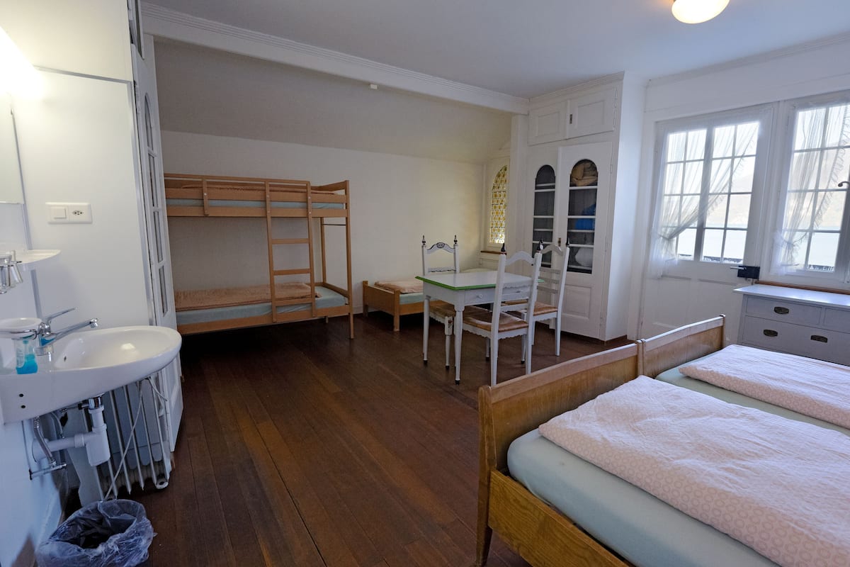 Quarto quádruplo, banheiro compartilhado | Roupa de cama