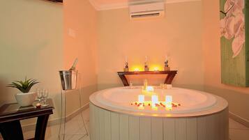 Honeymoon Suite | Banheiro | Produtos de toalete grátis, toalhas de banho