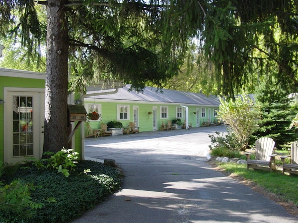 The Pines Motorlodge -