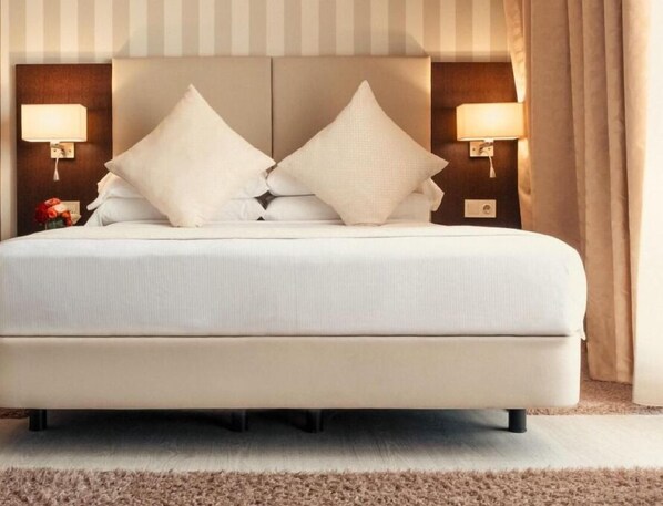 Quarto Deluxe (Queen) | Minibar, cofre no quarto, secretária, cortinas/cortinados opacos 